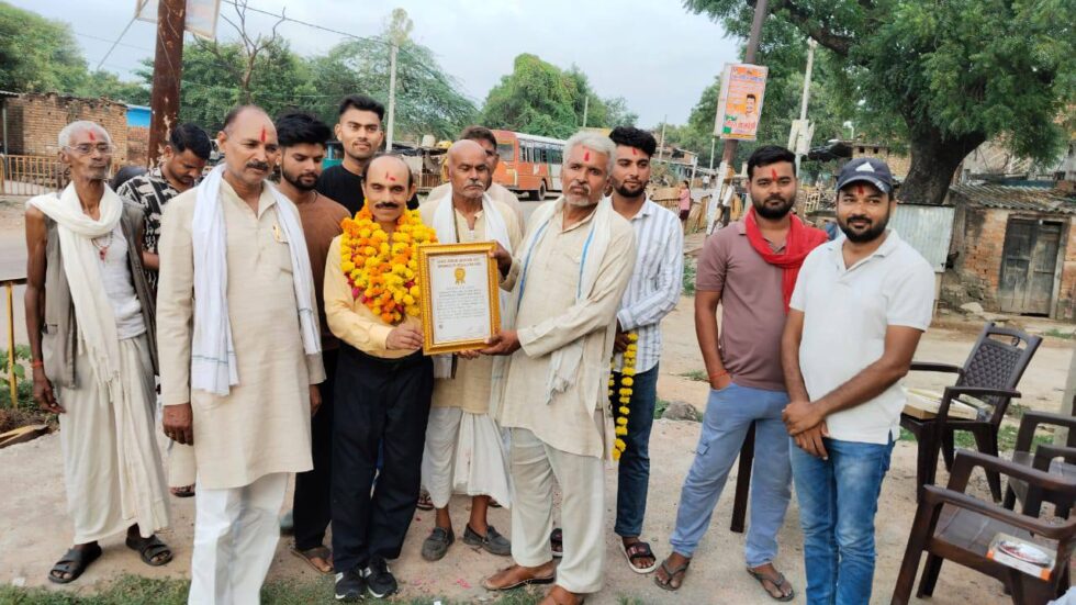Uttam Singh Set World Record by Pulling a Car While Performing Backward ...